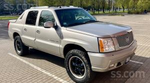 Pelēks Cadillac Escalade 2004 Rīga, ar dzinēja tilpumu 6.00 L un nobraukumu 350 tūkst. km par 9500 €, foto  vietnē AUTOMOTO.COM.LV