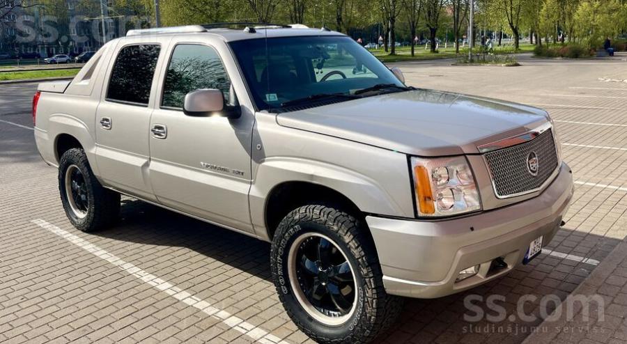 Pelēks Cadillac Escalade 2004 Rīga, ar dzinēja tilpumu 6.00 L un nobraukumu 350 tūkst. km par 9500 €, foto 1 vietnē AUTOMOTO.COM.LV