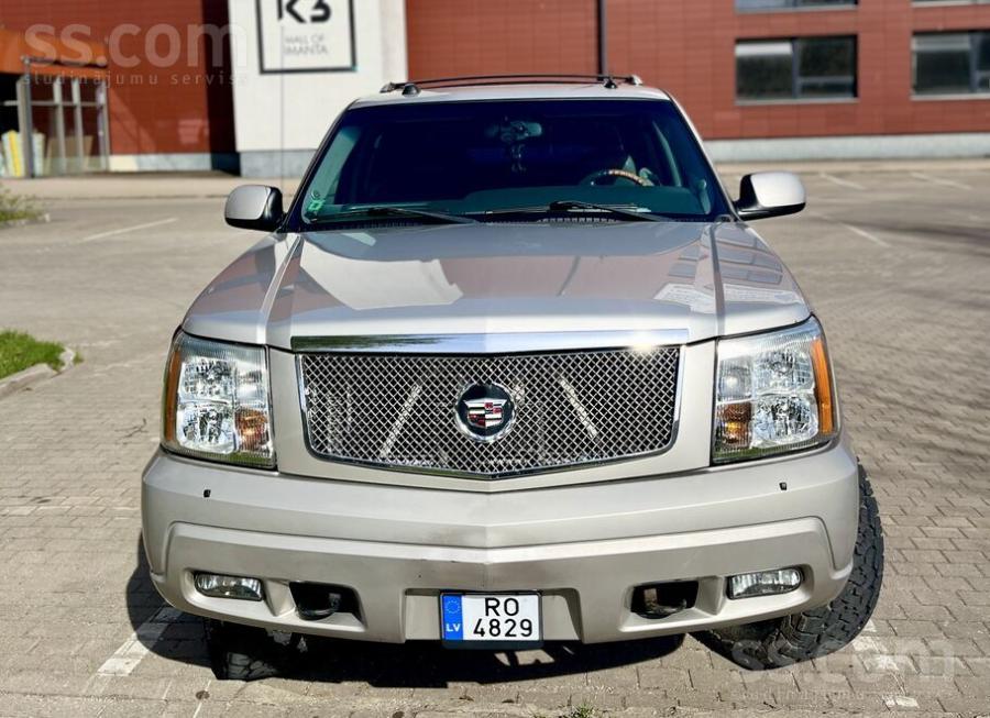 Pelēks Cadillac Escalade 2004 Rīga, ar dzinēja tilpumu 6.00 L un nobraukumu 350 tūkst. km par 9500 €, foto 3 vietnē AUTOMOTO.COM.LV