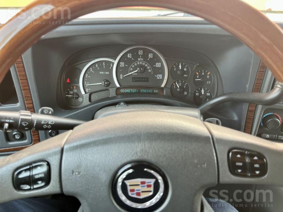 Pelēks Cadillac Escalade 2004 Rīga, ar dzinēja tilpumu 6.00 L un nobraukumu 350 tūkst. km par 9500 €, foto 5 vietnē AUTOMOTO.COM.LV