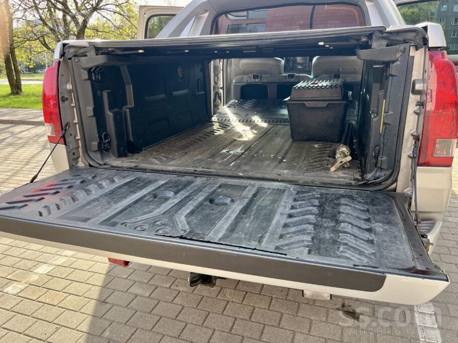 Pelēks Cadillac Escalade 2004 Rīga, ar dzinēja tilpumu 6.00 L un nobraukumu 350 tūkst. km par 9500 €, foto 9 vietnē AUTOMOTO.COM.LV