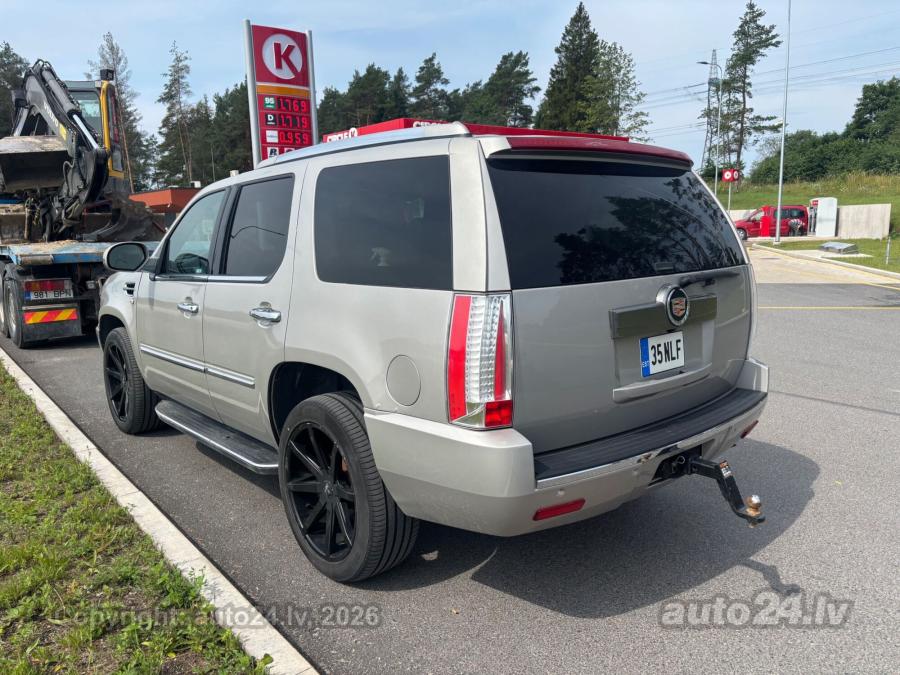 Pelēks Cadillac Escalade 2007 Tallina, ar dzinēja tilpumu 6.20 L un nobraukumu 337 tūkst. km par 8500 €, foto 4 vietnē AUTOMOTO.COM.LV