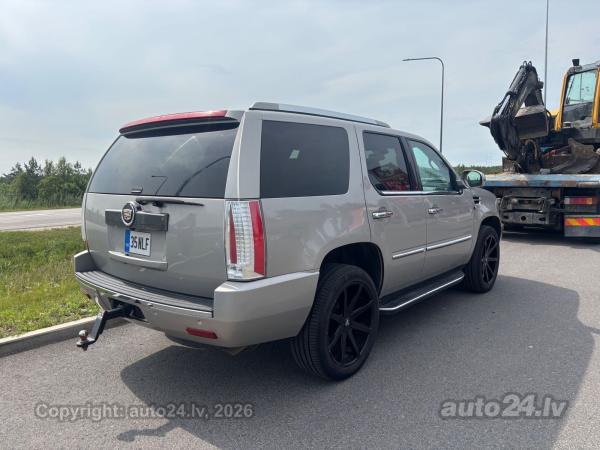 Grey Cadillac Escalade 2007 in Tallinn, with an engine capacity of 6.20 L and mileage of 337 thousand km for 8500 €, photo 4 on AUTOMOTO.COM.LV