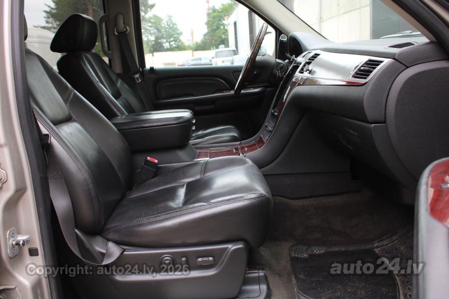 Pelēks Cadillac Escalade 2007 Tallina, ar dzinēja tilpumu 6.20 L un nobraukumu 338 tūkst. km par 8990 €, foto 12 vietnē AUTOMOTO.COM.LV