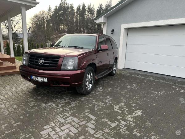 Red Cadillac Escalade 2005 in Vilnius, with an engine capacity of 6.00 L and mileage of 322 thousand km for 10000 €, photo 1 on AUTOMOTO.COM.LV