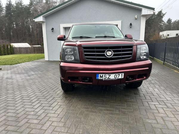 Red Cadillac Escalade 2005 in Vilnius, with an engine capacity of 6.00 L and mileage of 322 thousand km for 10000 €, photo 2 on AUTOMOTO.COM.LV