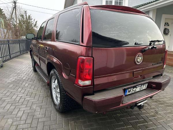 Red Cadillac Escalade 2005 in Vilnius, with an engine capacity of 6.00 L and mileage of 322 thousand km for 10000 €, photo 4 on AUTOMOTO.COM.LV