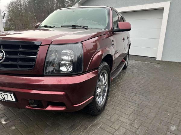 Red Cadillac Escalade 2005 in Vilnius, with an engine capacity of 6.00 L and mileage of 322 thousand km for 10000 €, photo 5 on AUTOMOTO.COM.LV