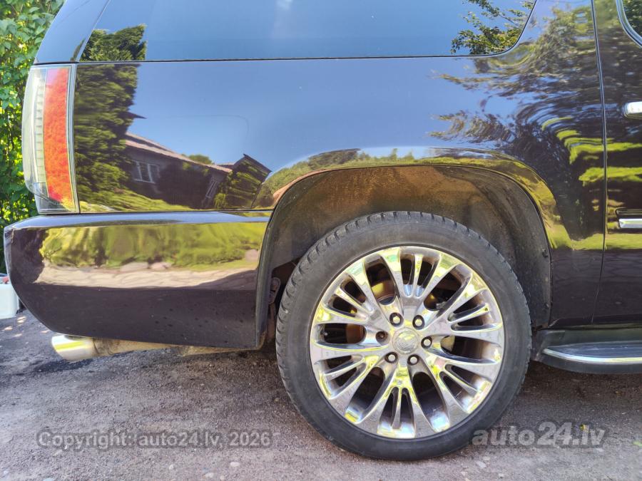 Sarkans Cadillac Escalade 2009 Tallina, ar dzinēja tilpumu 6.20 L un nobraukumu 277 tūkst. km par 10000 €, foto 10 vietnē AUTOMOTO.COM.LV