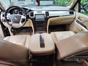 Sarkans Cadillac Escalade 2009 Tallina, ar dzinēja tilpumu 6.20 L un nobraukumu 277 tūkst. km par 10000 €, foto 25 vietnē AUTOMOTO.COM.LV