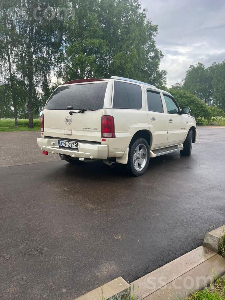 White Cadillac Escalade 2006 in Riga, with an engine capacity of 6.00 L and mileage of 321 thousand km for 7500 €, photo 3 on AUTOMOTO.COM.LV