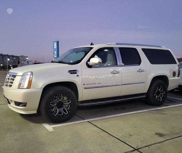 Balts Cadillac Escalade 2007 Viļņa, ar dzinēja tilpumu 6.20 L un nobraukumu 130 tūkst. km par 13950 €, foto 1 vietnē AUTOMOTO.COM.LV