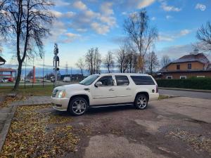White Cadillac Escalade 2007 in Vilnius, with an engine capacity of 6.20 L and mileage of 130 thousand km for 13950 €, photo 11 on AUTOMOTO.COM.LV