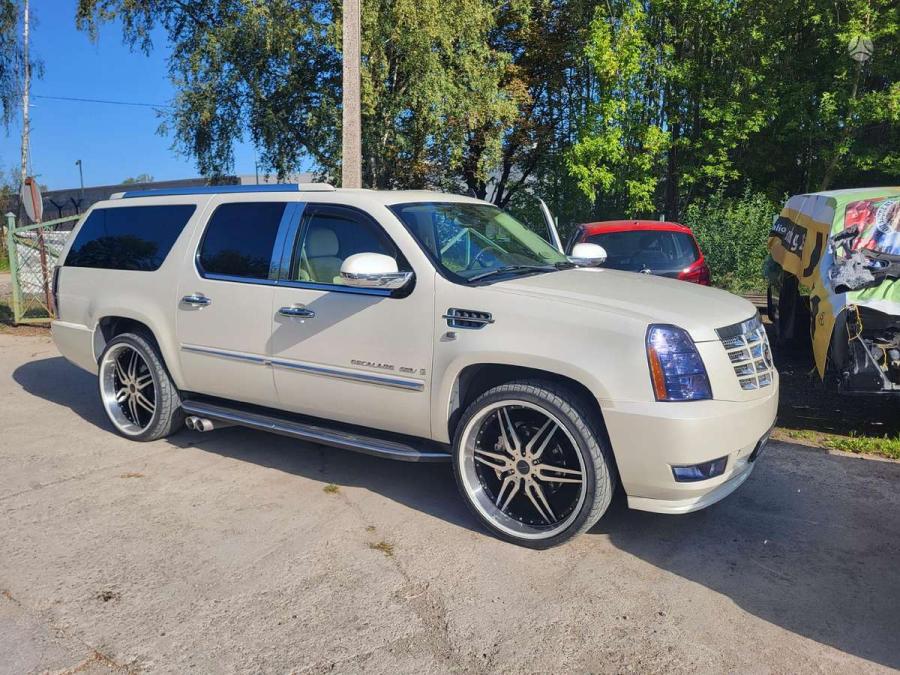 White Cadillac Escalade 2007 in Vilnius, with an engine capacity of 6.20 L and mileage of 130 thousand km for 13950 €, photo 13 on AUTOMOTO.COM.LV