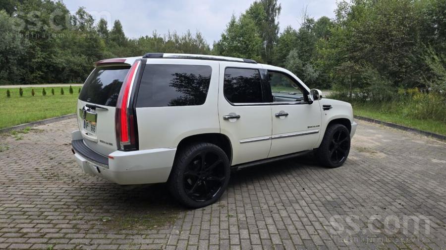 White Cadillac Escalade 2009 in Riga, with an engine capacity of 6.20 L and mileage of 170 thousand km for 10000 €, photo 1 on AUTOMOTO.COM.LV