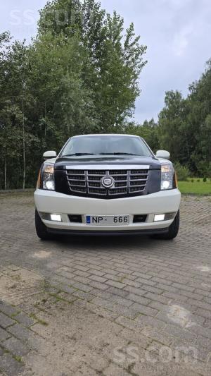 White Cadillac Escalade 2009 in Riga, with an engine capacity of 6.20 L and mileage of 170 thousand km for 10000 €, photo 7 on AUTOMOTO.COM.LV
