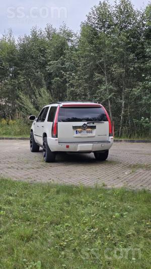 White Cadillac Escalade 2009 in Riga, with an engine capacity of 6.20 L and mileage of 170 thousand km for 10000 €, photo 8 on AUTOMOTO.COM.LV