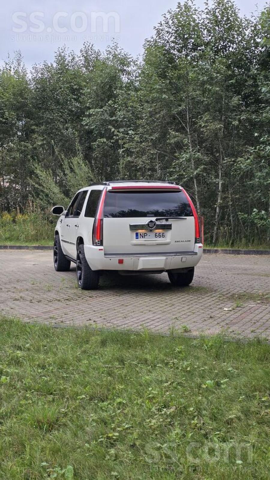 White Cadillac Escalade 2009 in Riga, with an engine capacity of 6.20 L and mileage of 170 thousand km for 10000 €, photo 8 on AUTOMOTO.COM.LV