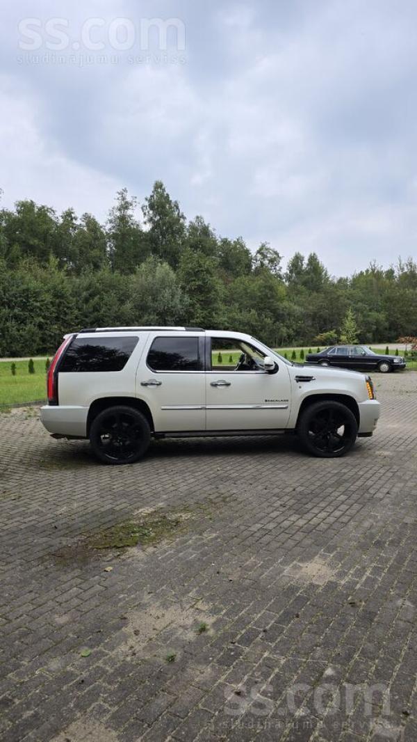 White Cadillac Escalade 2009 in Riga, with an engine capacity of 6.20 L and mileage of 170 thousand km for 10000 €, photo 8 on AUTOMOTO.COM.LV