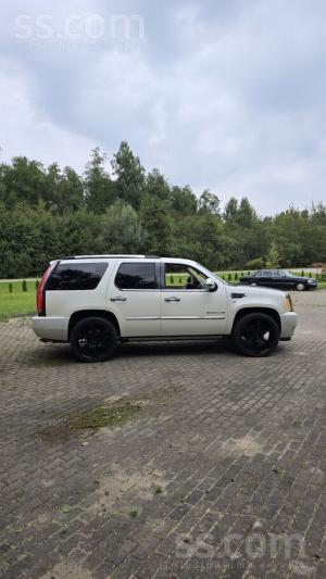 White Cadillac Escalade 2009 in Riga, with an engine capacity of 6.20 L and mileage of 170 thousand km for 10000 €, photo 9 on AUTOMOTO.COM.LV