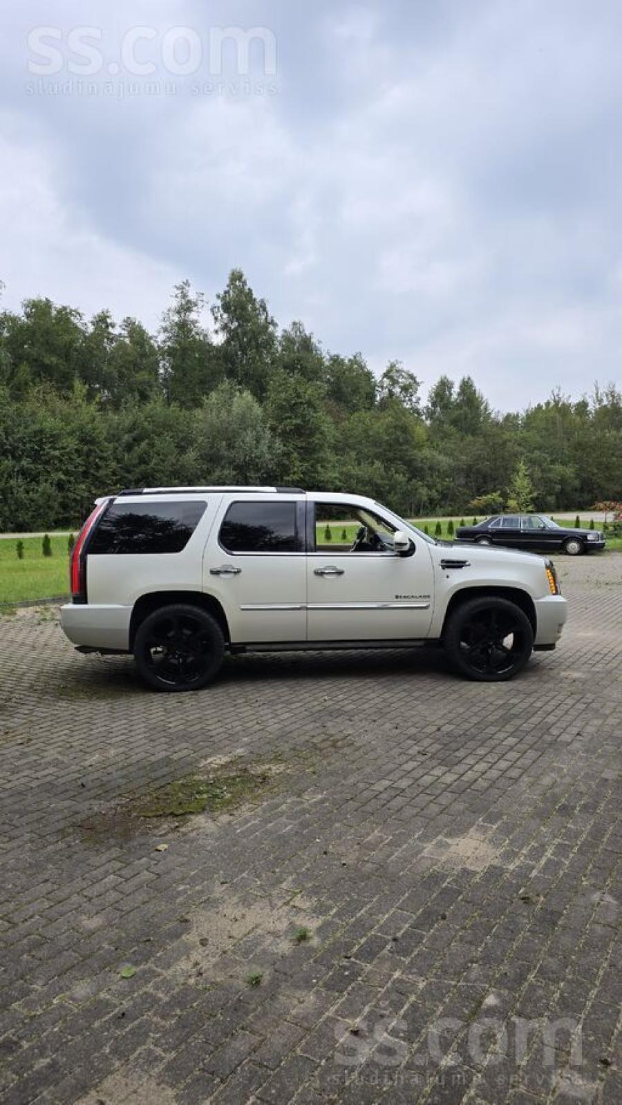 White Cadillac Escalade 2009 in Riga, with an engine capacity of 6.20 L and mileage of 170 thousand km for 10000 €, photo 9 on AUTOMOTO.COM.LV