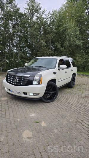 White Cadillac Escalade 2009 in Riga, with an engine capacity of 6.20 L and mileage of 170 thousand km for 10000 €, photo 11 on AUTOMOTO.COM.LV