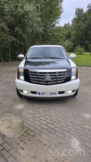 White Cadillac Escalade 2009 in Riga, with an engine capacity of 6.20 L and mileage of 170 thousand km for 10000 €, photo 12 on AUTOMOTO.COM.LV