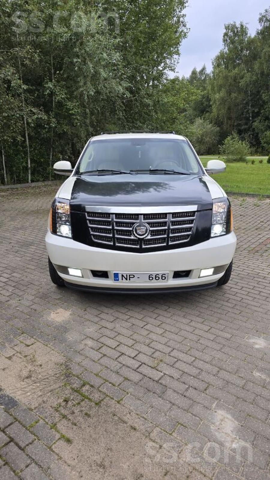 White Cadillac Escalade 2009 in Riga, with an engine capacity of 6.20 L and mileage of 170 thousand km for 10000 €, photo 12 on AUTOMOTO.COM.LV