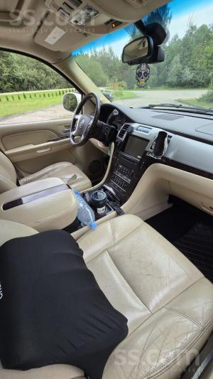 White Cadillac Escalade 2009 in Riga, with an engine capacity of 6.20 L and mileage of 170 thousand km for 10000 €, photo 13 on AUTOMOTO.COM.LV