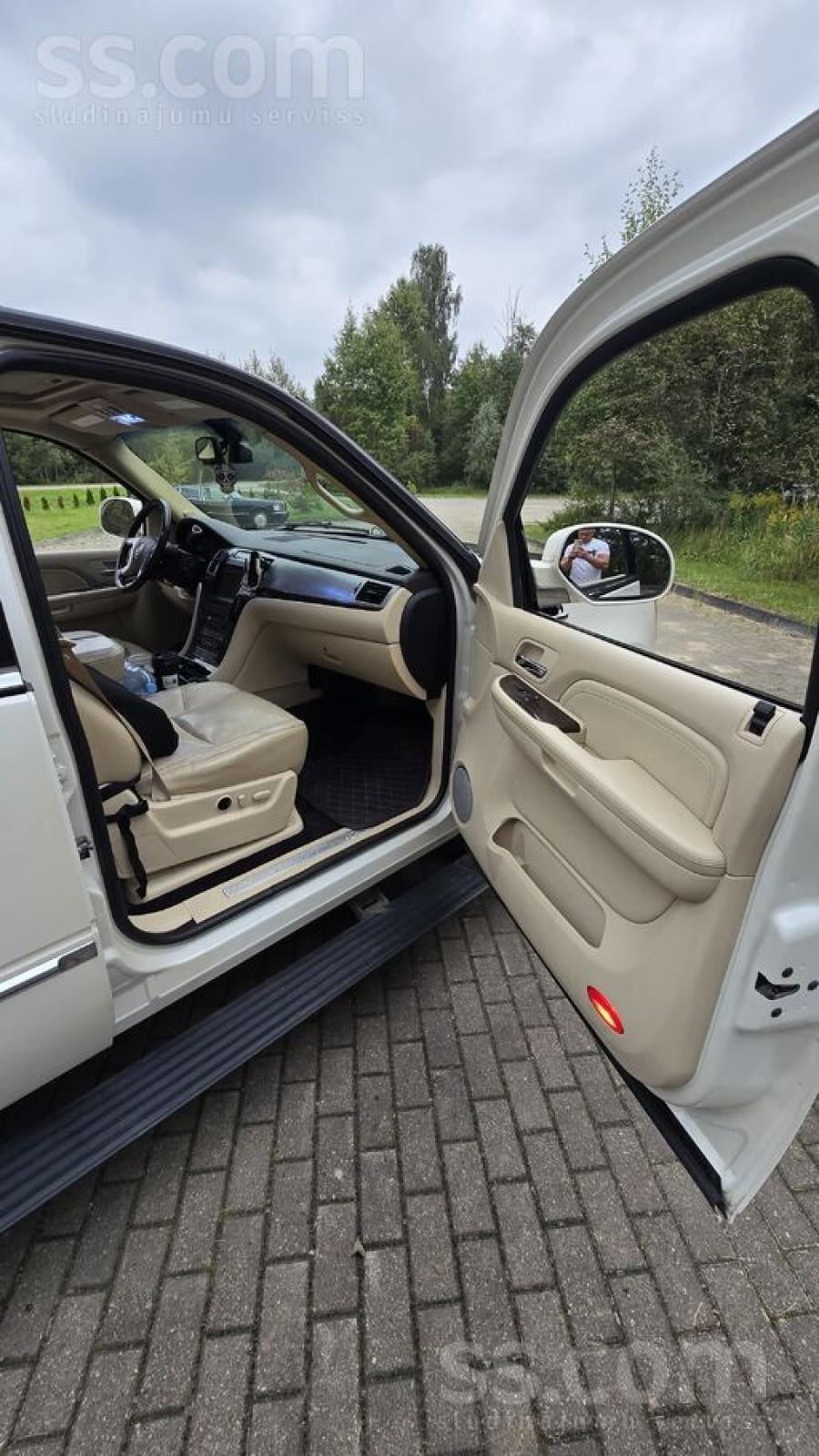 White Cadillac Escalade 2009 in Riga, with an engine capacity of 6.20 L and mileage of 170 thousand km for 10000 €, photo 14 on AUTOMOTO.COM.LV