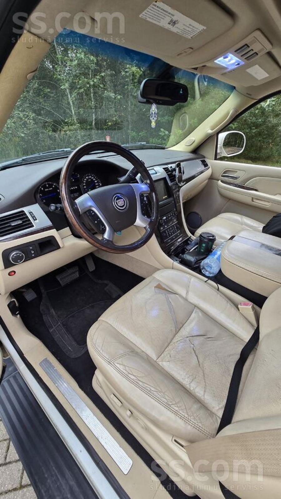 White Cadillac Escalade 2009 in Riga, with an engine capacity of 6.20 L and mileage of 170 thousand km for 10000 €, photo 15 on AUTOMOTO.COM.LV