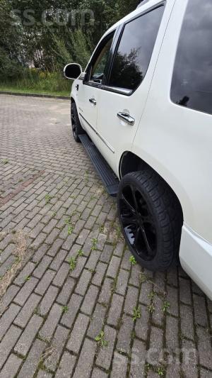 White Cadillac Escalade 2009 in Riga, with an engine capacity of 6.20 L and mileage of 170 thousand km for 10000 €, photo 16 on AUTOMOTO.COM.LV