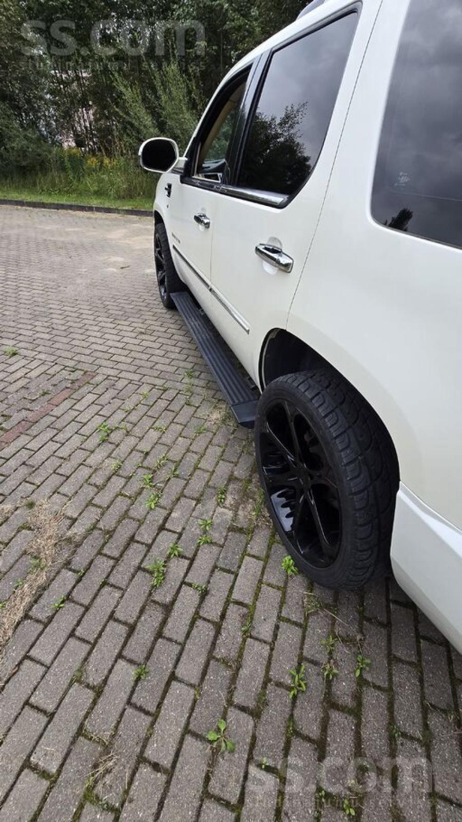 White Cadillac Escalade 2009 in Riga, with an engine capacity of 6.20 L and mileage of 170 thousand km for 10000 €, photo 16 on AUTOMOTO.COM.LV