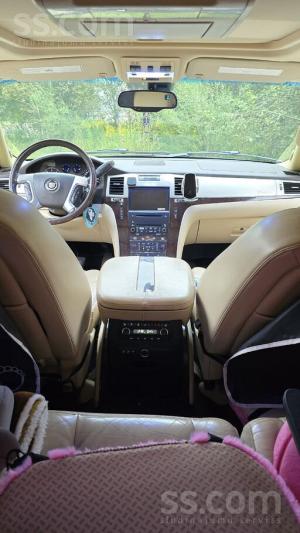 White Cadillac Escalade 2009 in Riga, with an engine capacity of 6.20 L and mileage of 170 thousand km for 10000 €, photo 17 on AUTOMOTO.COM.LV