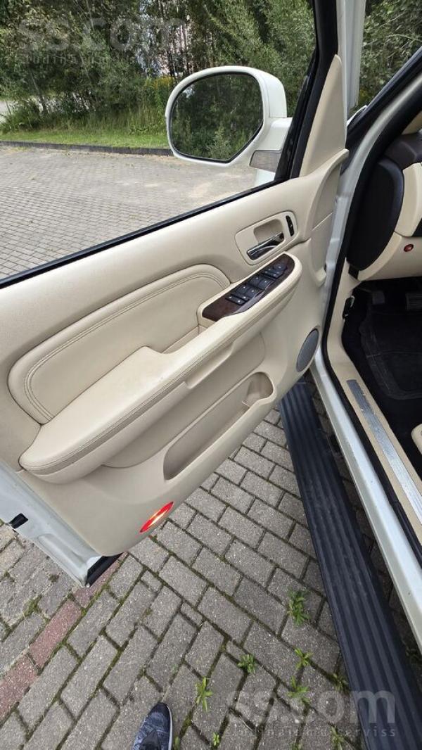 Balts Cadillac Escalade 2009 Rīga, ar dzinēja tilpumu 6.20 L un nobraukumu 170 tūkst. km par 10000 €, foto 5 vietnē AUTOMOTO.COM.LV