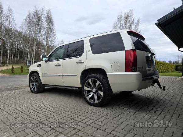 Balts Cadillac Escalade 2010 Tartu, ar dzinēja tilpumu 6.00 L un nobraukumu 316 tūkst. km par 12900 €, foto 3 vietnē AUTOMOTO.COM.LV