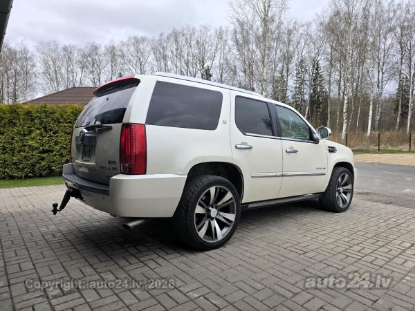 Balts Cadillac Escalade 2010 Tartu, ar dzinēja tilpumu 6.00 L un nobraukumu 316 tūkst. km par 12900 €, foto 4 vietnē AUTOMOTO.COM.LV