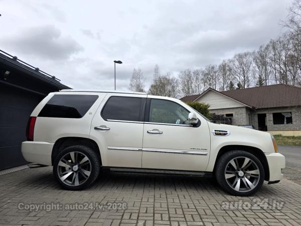 Balts Cadillac Escalade 2010 Tartu, ar dzinēja tilpumu 6.00 L un nobraukumu 316 tūkst. km par 12900 €, foto 5 vietnē AUTOMOTO.COM.LV