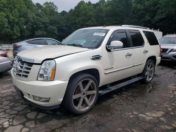 White Cadillac Escalade 2012 in Kaunas, with an engine capacity of 5.97 L and mileage of 167 thousand km for 6800 €, photo 1 on AUTOMOTO.COM.LV