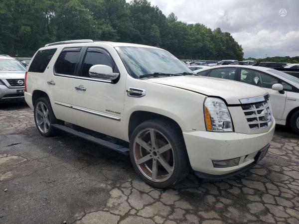 White Cadillac Escalade 2012 in Kaunas, with an engine capacity of 5.97 L and mileage of 167 thousand km for 6800 €, photo 2 on AUTOMOTO.COM.LV