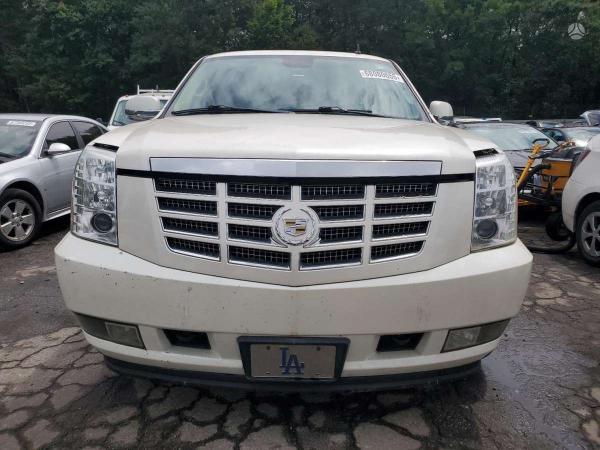 White Cadillac Escalade 2012 in Kaunas, with an engine capacity of 5.97 L and mileage of 167 thousand km for 6800 €, photo 3 on AUTOMOTO.COM.LV