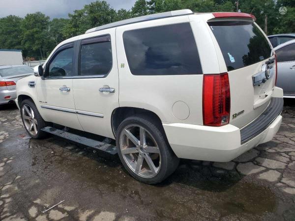White Cadillac Escalade 2012 in Kaunas, with an engine capacity of 5.97 L and mileage of 167 thousand km for 6800 €, photo 5 on AUTOMOTO.COM.LV
