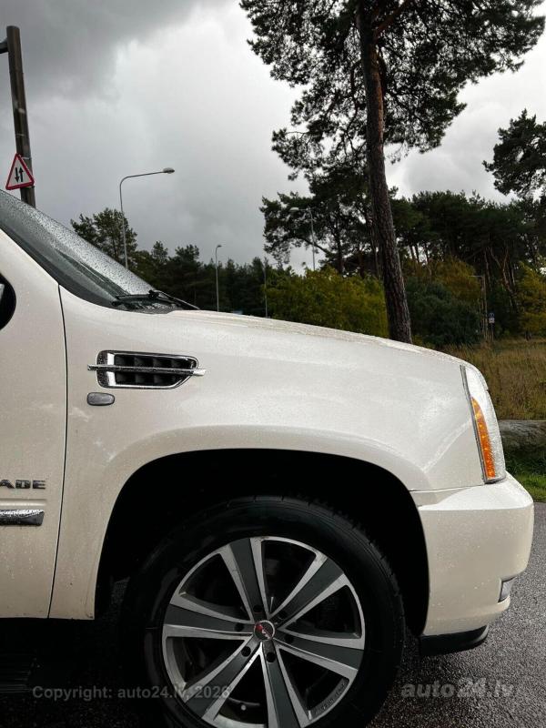 White Cadillac Escalade 2014 in Tallinn, with an engine capacity of 6.20 L and mileage of 206 thousand km for 21990 €, photo 6 on AUTOMOTO.COM.LV