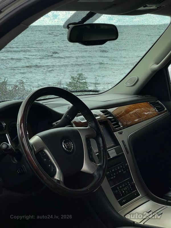 Balts Cadillac Escalade 2014 Tallina, ar dzinēja tilpumu 6.20 L un nobraukumu 206 tūkst. km par 21990 €, foto 11 vietnē AUTOMOTO.COM.LV