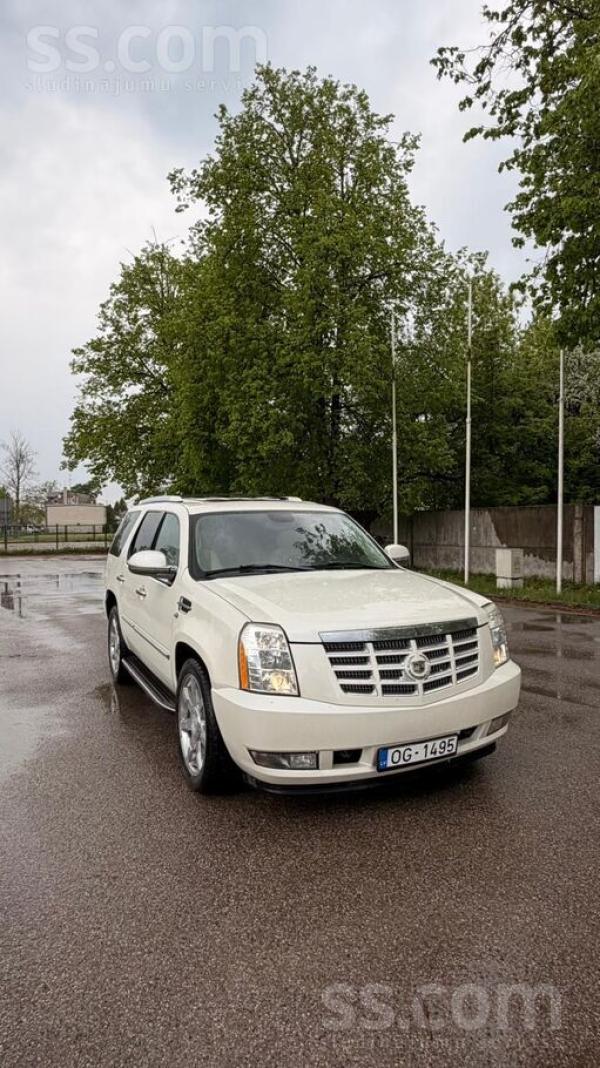 Белый Кадиллак Эскалейд 2007 в Елгава, объемом двигателя 6.20 л и пробегом 255 тыс. км за 9400 €, фото 1 на AUTOMOTO.COM.LV