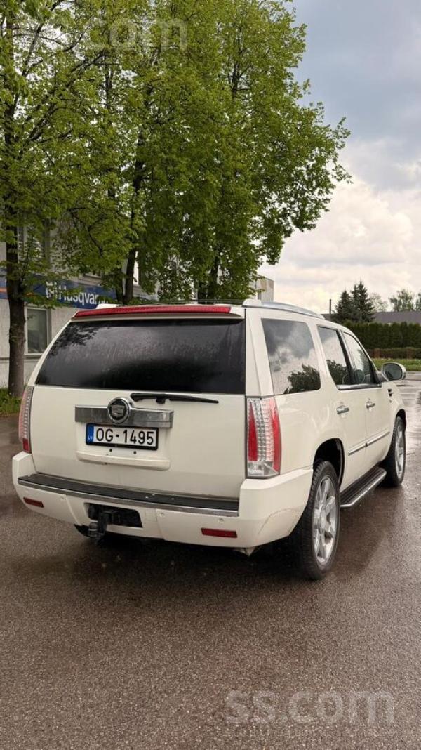Balts Cadillac Escalade 2007 Jelgava, ar dzinēja tilpumu 6.20 L un nobraukumu 255 tūkst. km par 9400 €, foto 5 vietnē AUTOMOTO.COM.LV