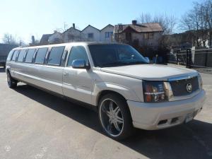White Cadillac Escalade 2002 in Vilnius, with an engine capacity of 0.00 L and mileage of 0 thousand km for 10500 €, photo 1 on AUTOMOTO.COM.LV
