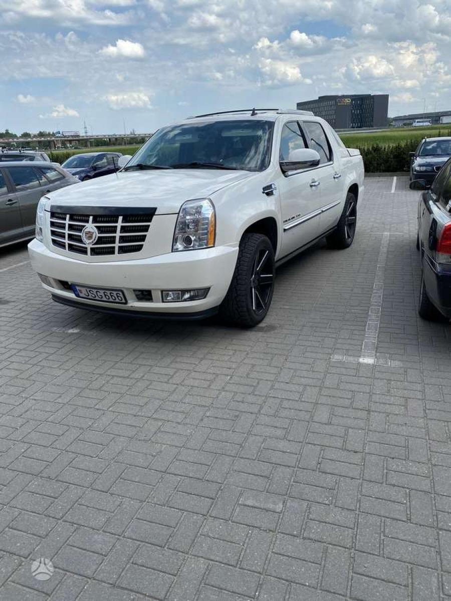 White Cadillac Escalade 2013 in Kaunas, with an engine capacity of 6.20 L and mileage of 250 thousand km for 9680 €, photo 1 on AUTOMOTO.COM.LV