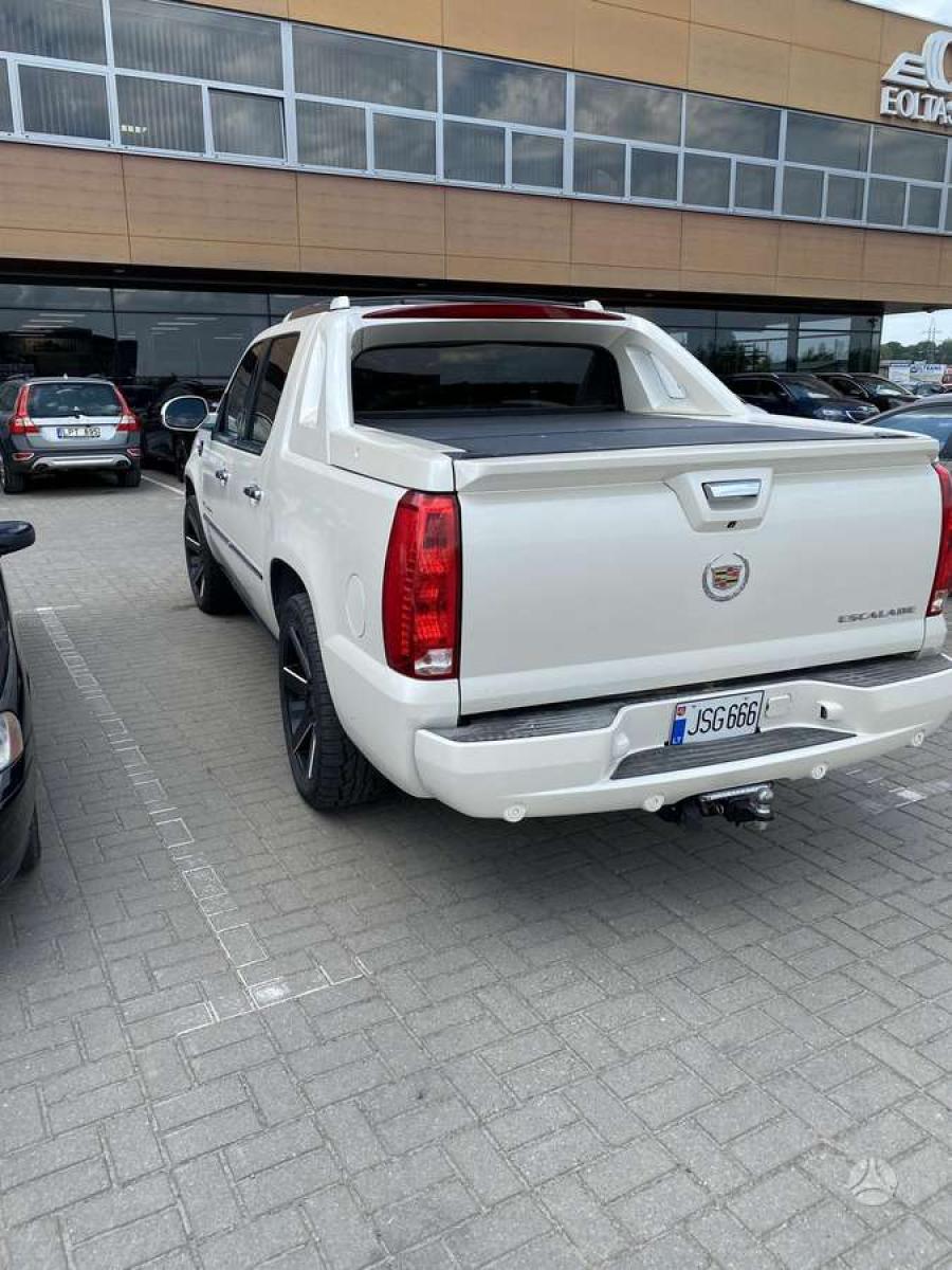 White Cadillac Escalade 2013 in Kaunas, with an engine capacity of 6.20 L and mileage of 250 thousand km for 9680 €, photo 4 on AUTOMOTO.COM.LV