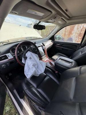 White Cadillac Escalade 2013 in Kaunas, with an engine capacity of 6.20 L and mileage of 250 thousand km for 9680 €, photo 5 on AUTOMOTO.COM.LV